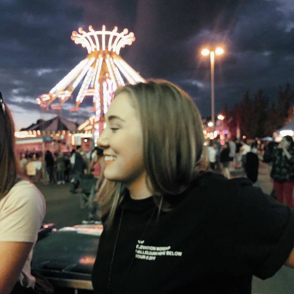 Scarlet's Closet (@scarlet_ellis) | Poshmark